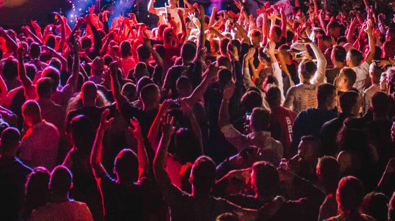 Lorient : 500 personnes ont pris part à une rave party dans un entrepôt ...
